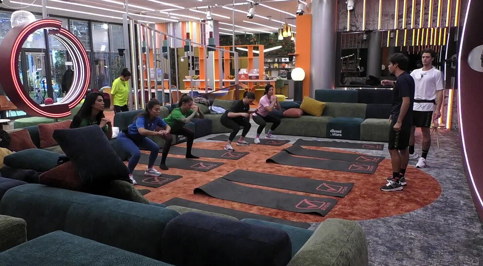 Jonas Pepe alla guida dell'allenamento settimanale - Grande Fratello ...