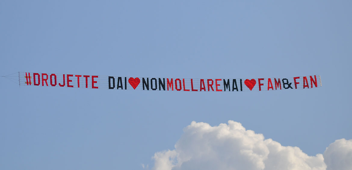"Non mollare mai": lo striscione aereo per Edoardo Donnamaria - Grande ...