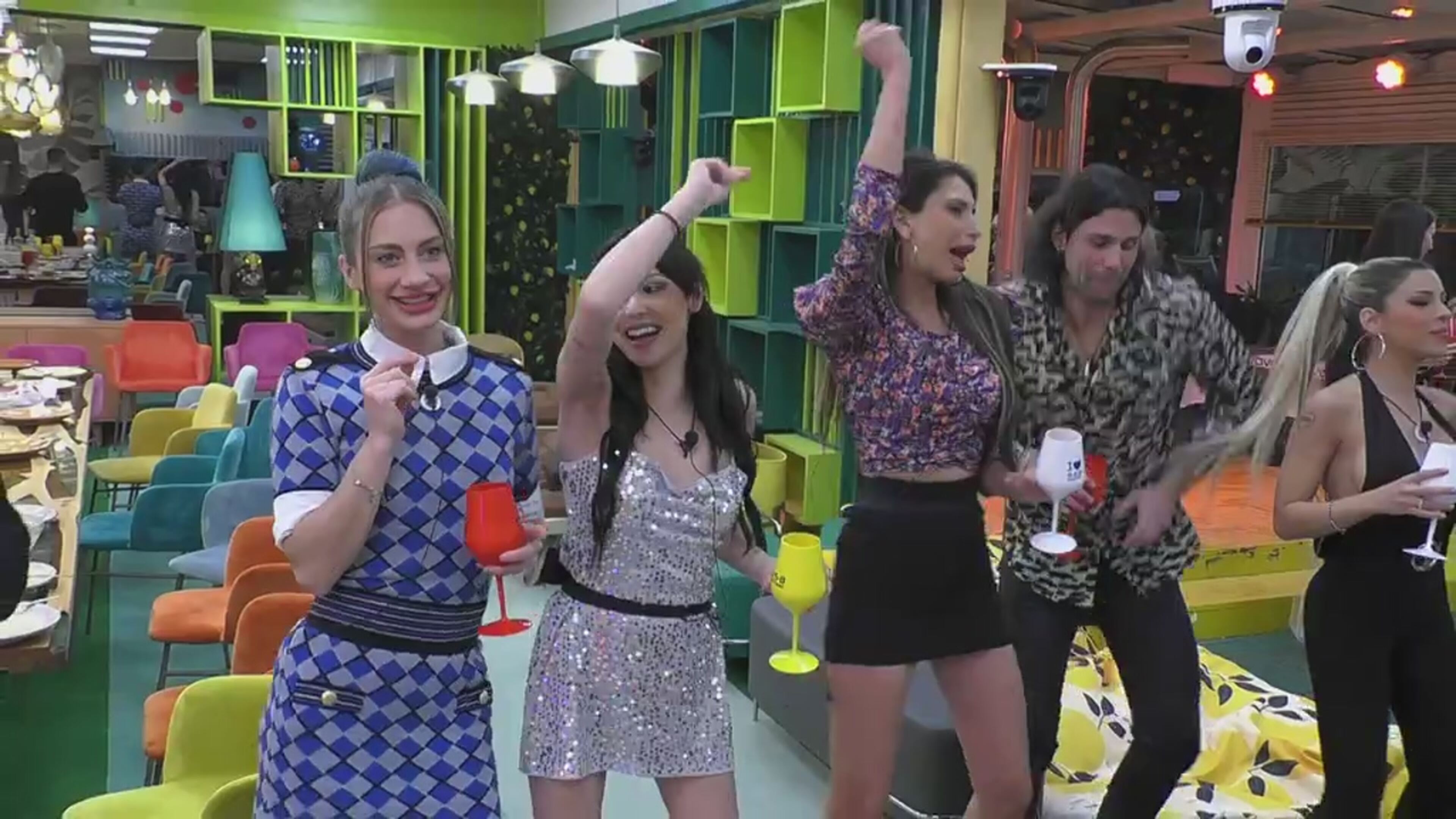 Balli scatenati dopo la cena - Grande Fratello | GF