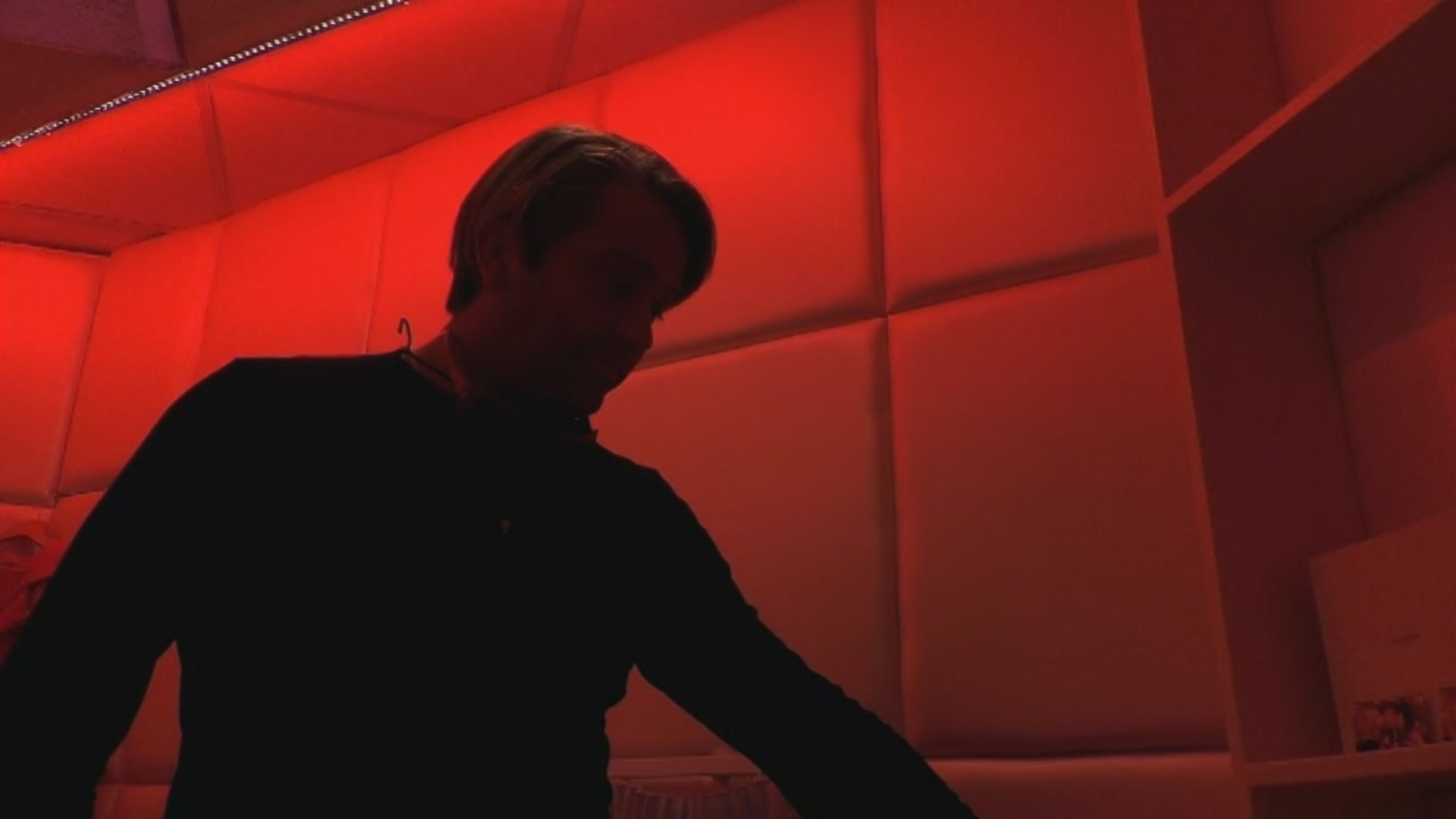 In tour nel Capsule Hotel con Patrick Ray Pugliese - Grande Fratello ...