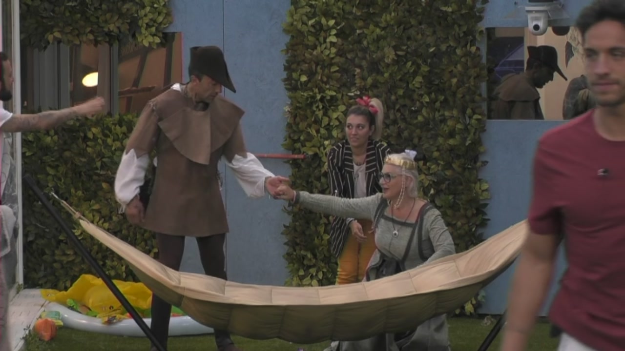 Simone e Lucia Bramieri nella foresta di Sherwood - Grande Fratello ...