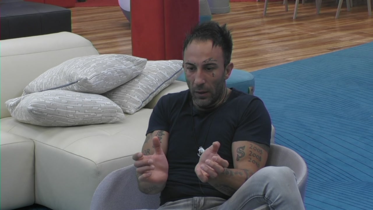 Simone:"Ho dormito in un garage per sette anni" - Grande Fratello 2018 ...