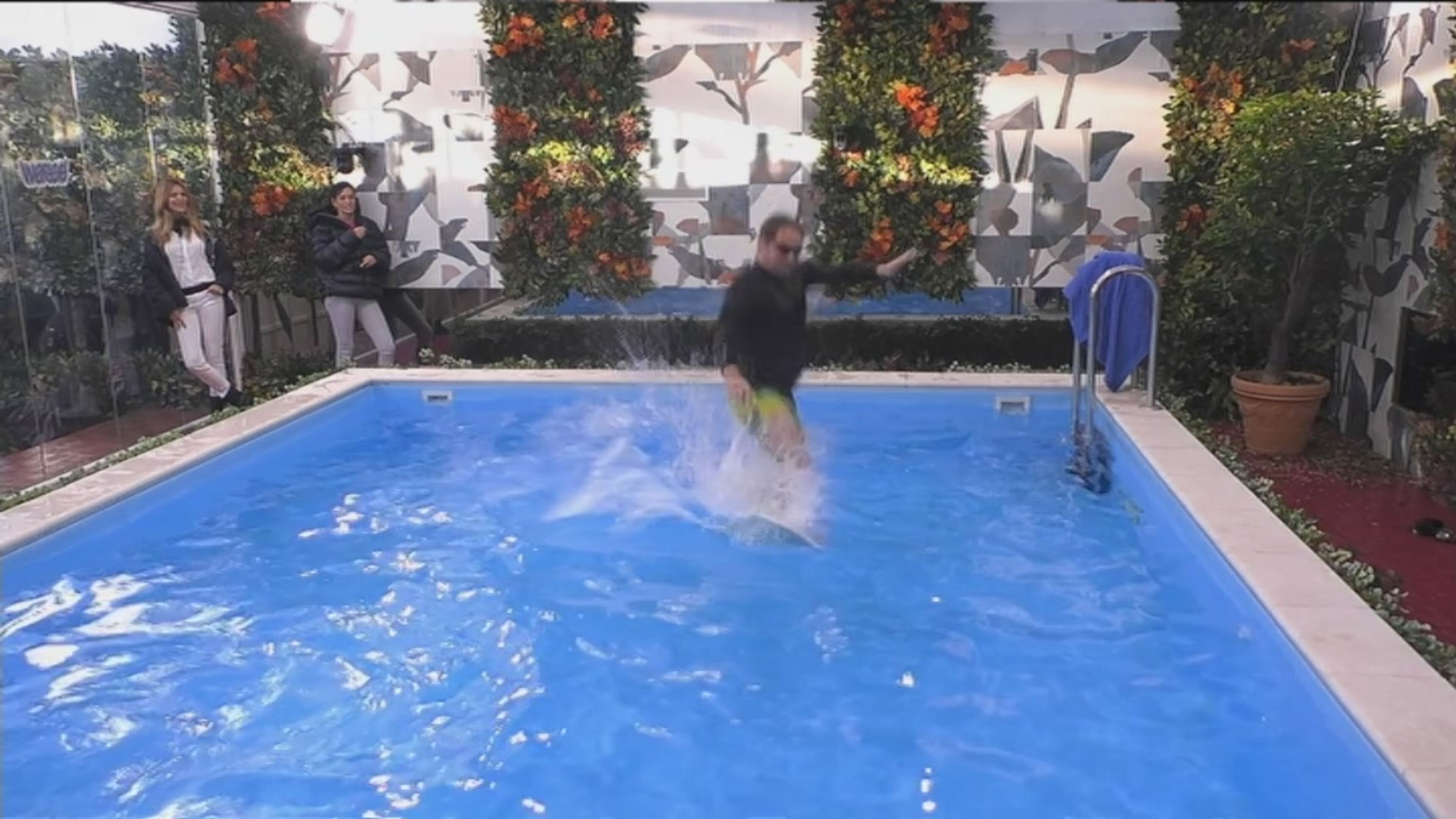 Patrick Ray Pugliese surfa nella Casa di Grande Fratello Vip - Grande ...